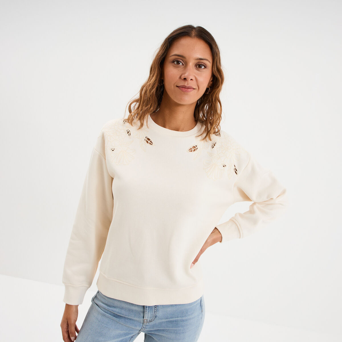 Sweat ajouré avec broderie col rond ecru femme | La Halle
