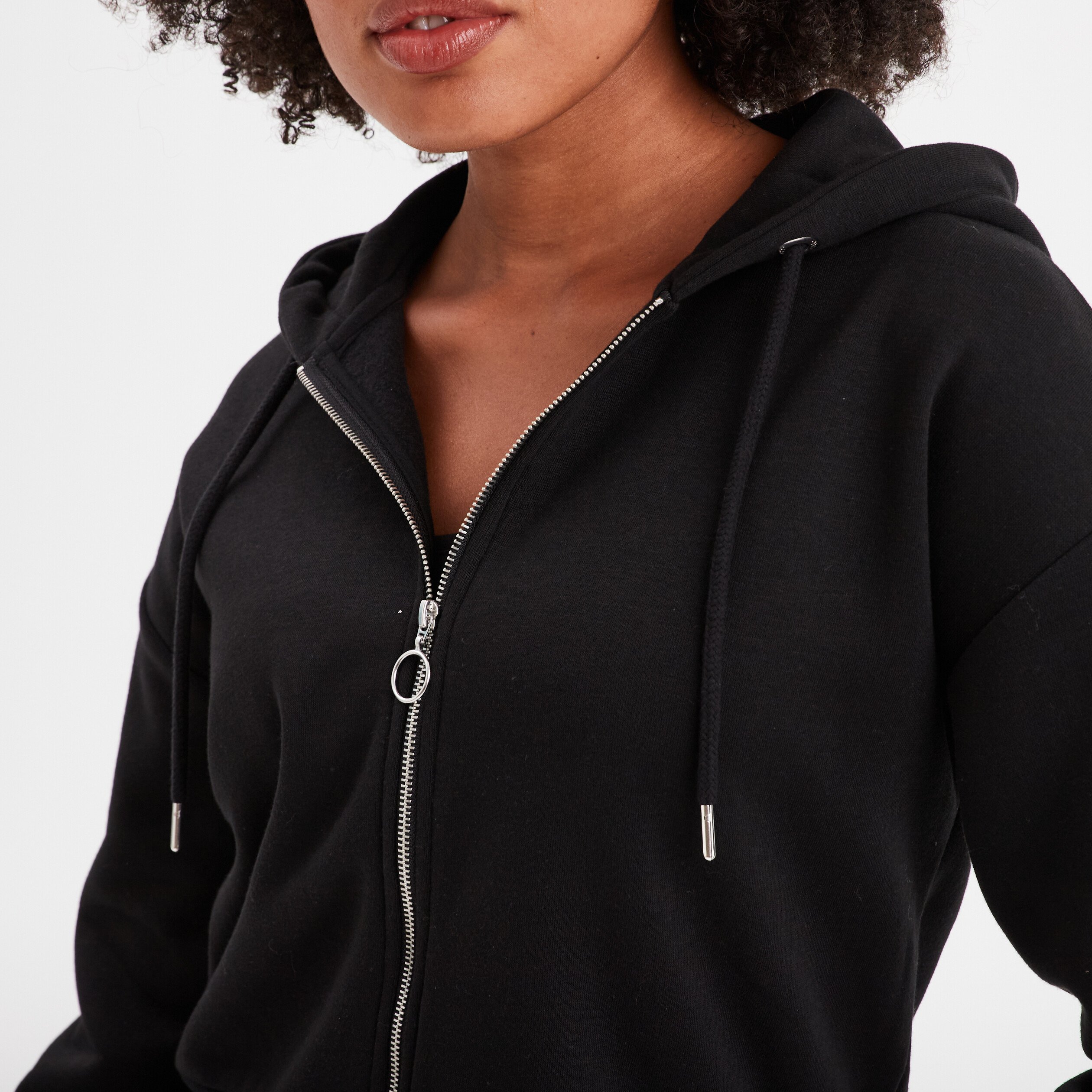 Sweat zippé à capuche court noir femme | La Halle