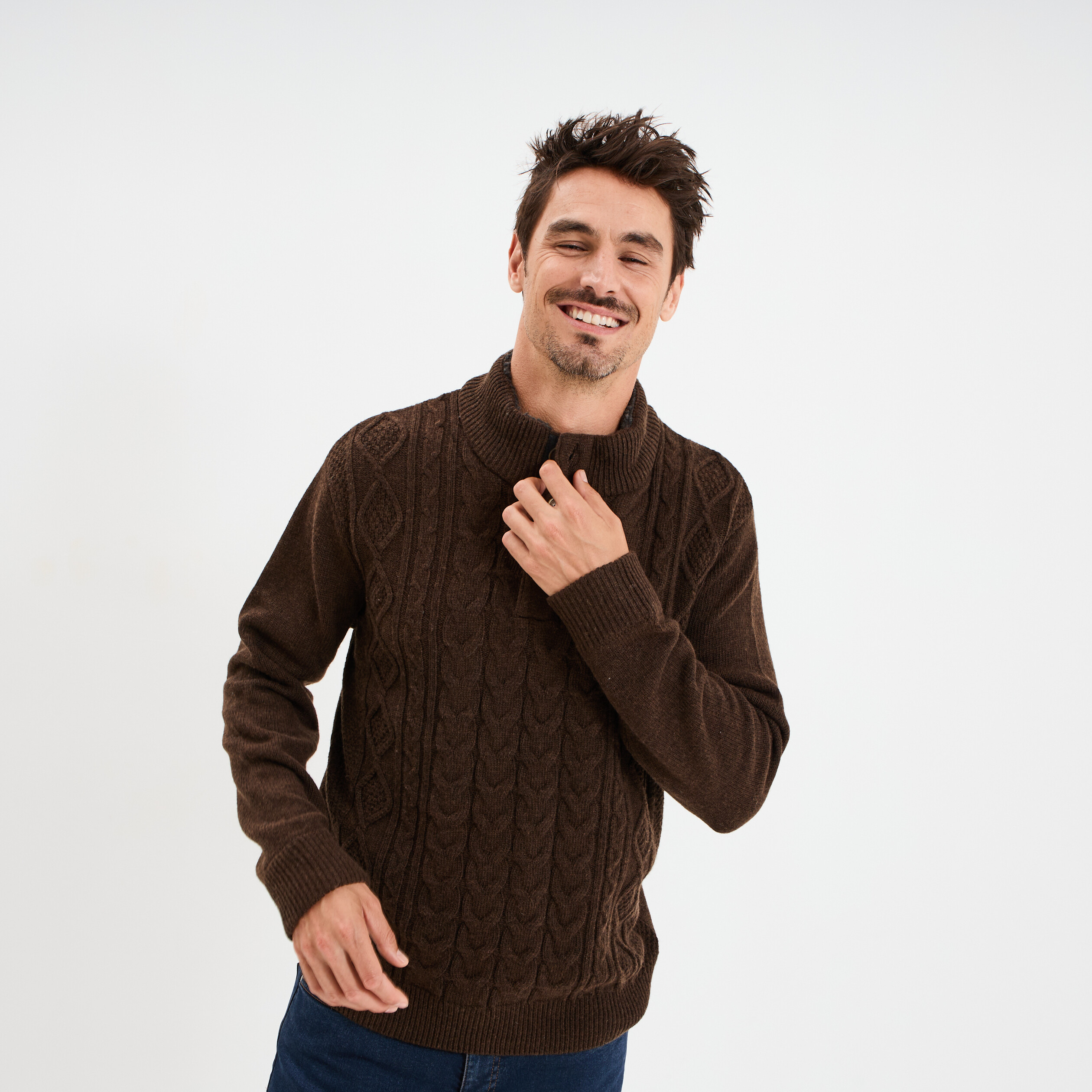 Pull col montant boutonné et torsades marron foncé homme | La Halle
