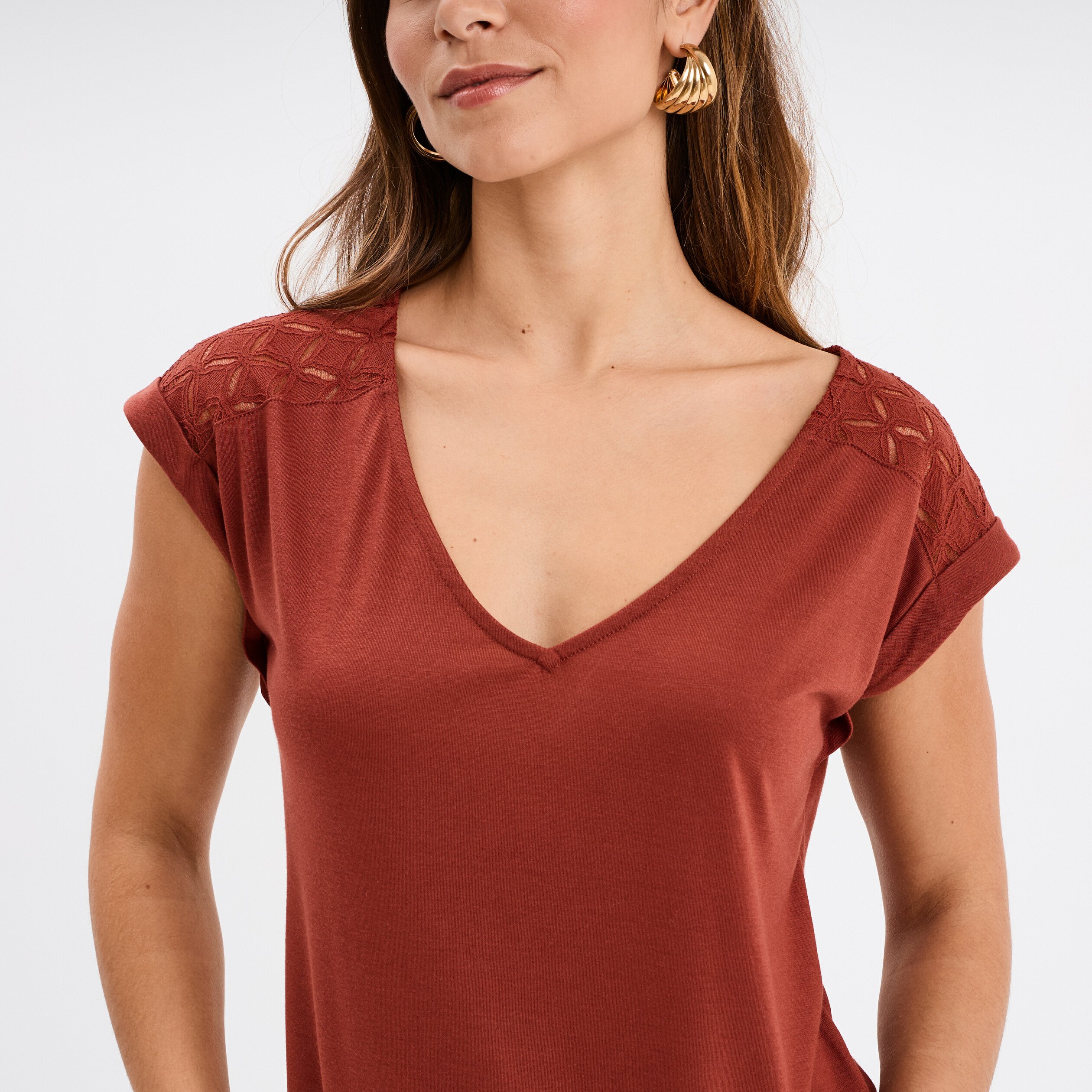 T-shirt col en V ajouré épaules et dos marron cognac femme | La Halle