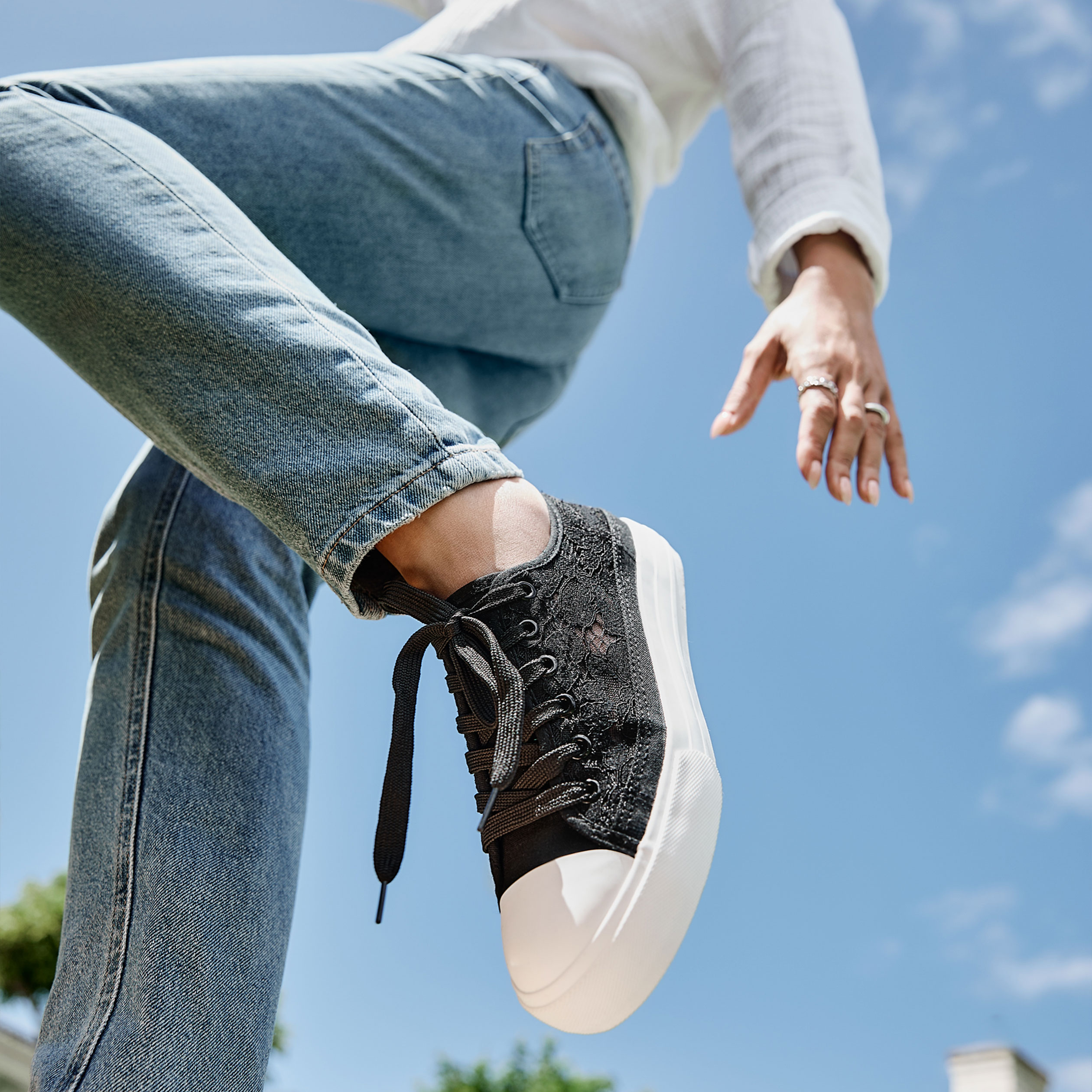 Tennis en toile dentelle à lacets noir femme | La Halle