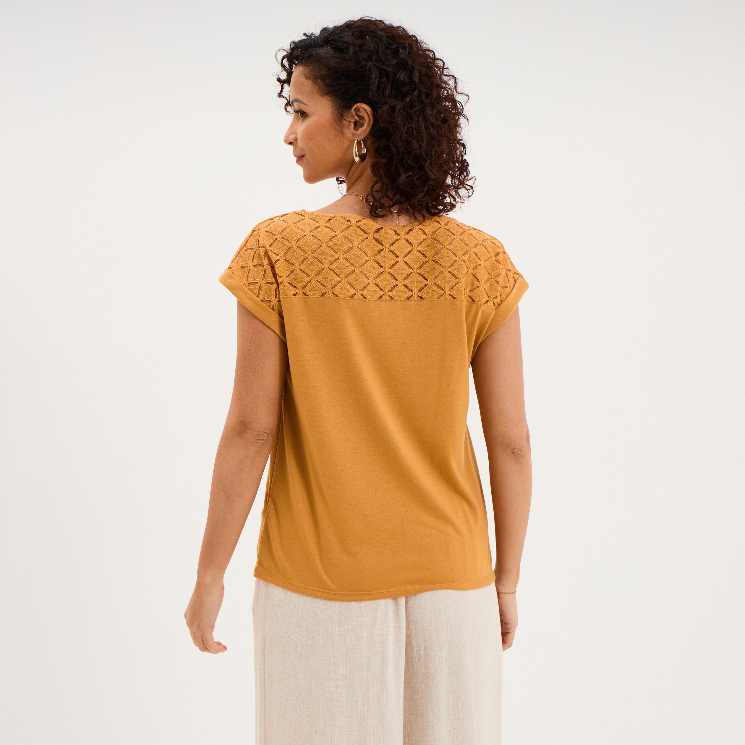 T-shirt col en V dentelle épaules et dos jaune moutarde femme | La Halle