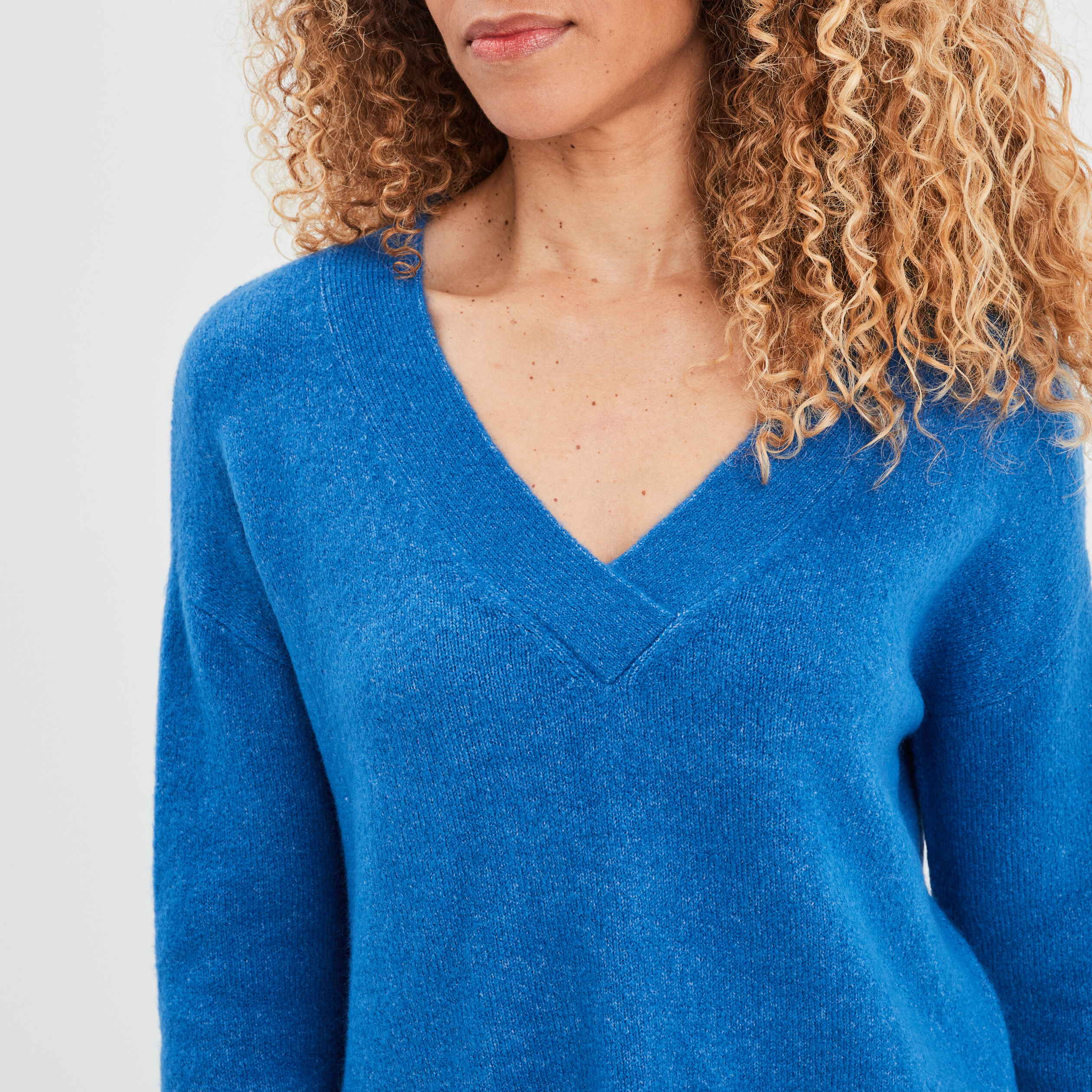 Pull col en V fentes aux côtés bleu roi femme | La Halle