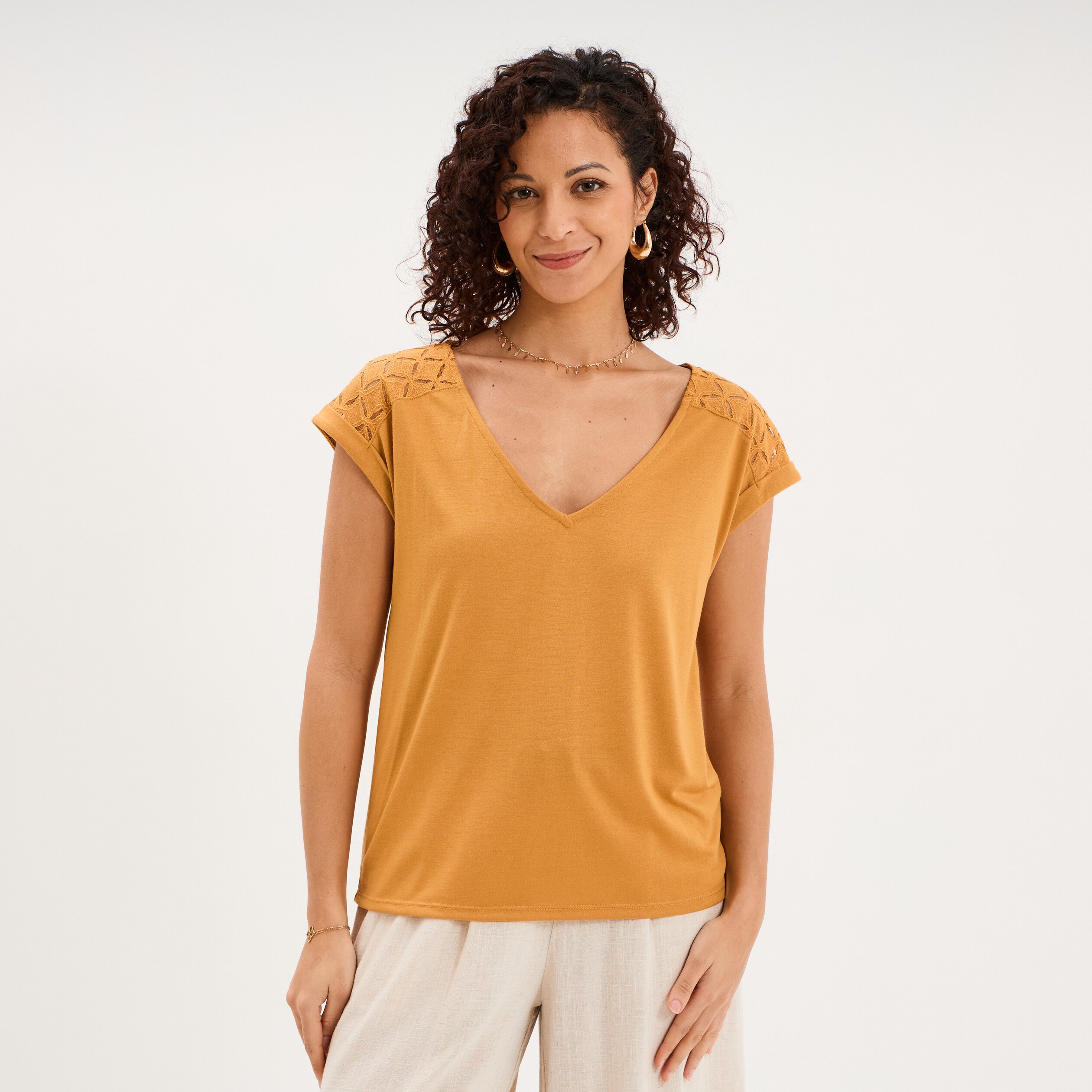 T-shirt col en V dentelle épaules et dos jaune moutarde femme | La Halle